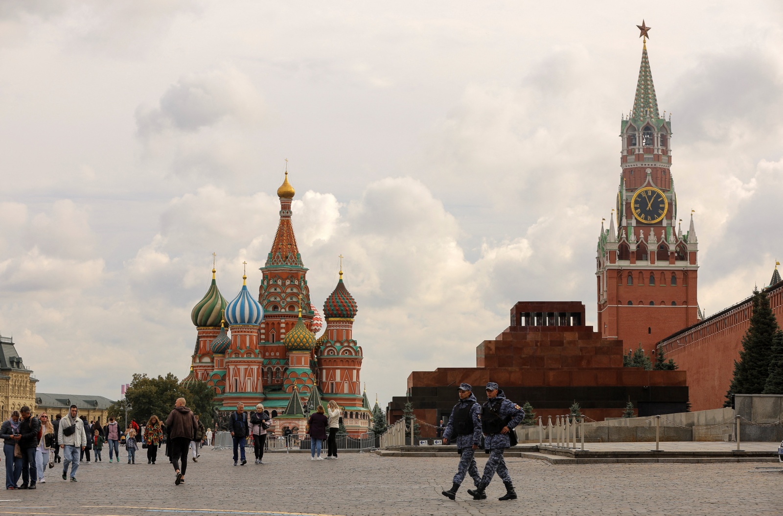 Why ‘1984’ Topped the Russian Bestseller List | Commonweal Magazine