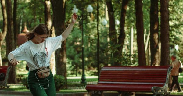 Poem | The Busker and the Tomboy | Commonweal Magazine